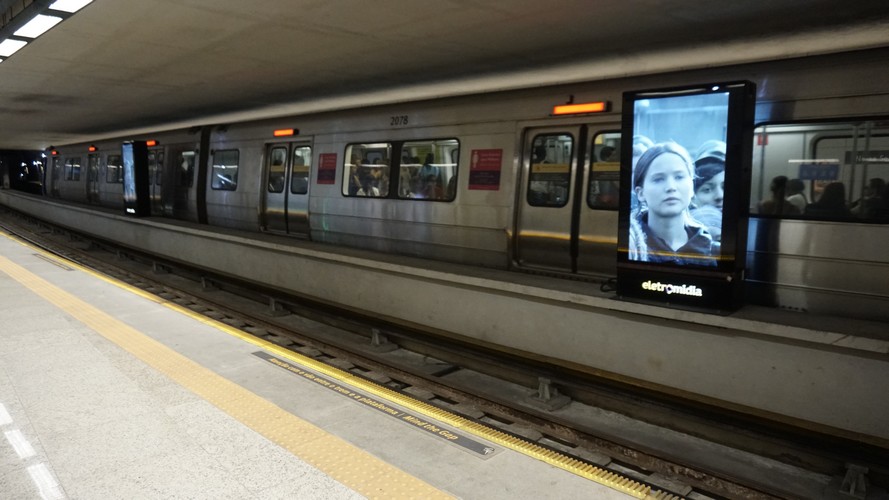 Eletromidia instala no Brasil o primeiro mobiliário urbano digital ...