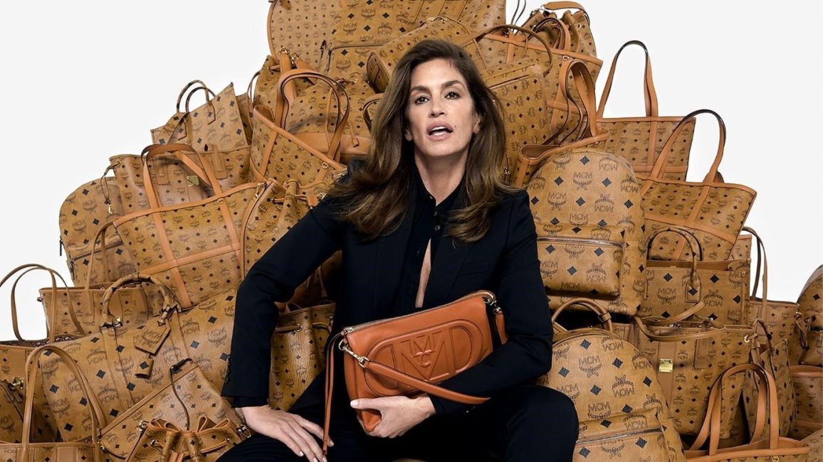 Cindy Crawford traz nostalgia para Campanha da MCM