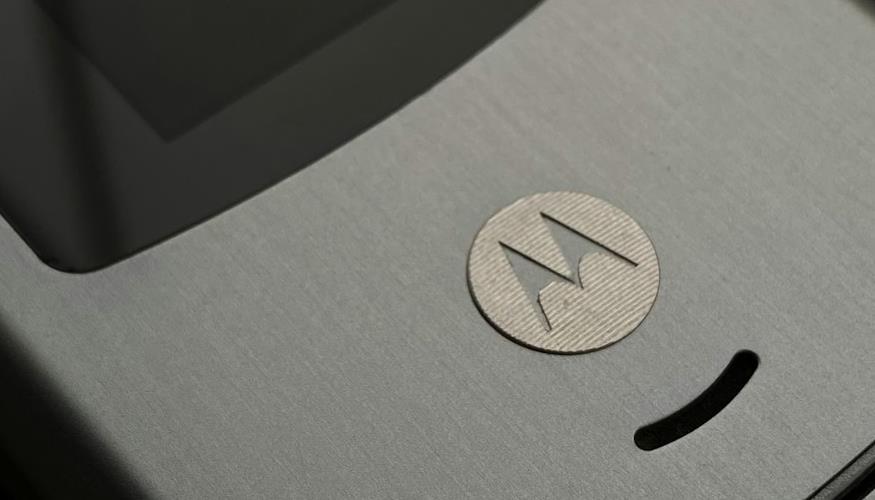 Campanha da Motorola junta moda e tecnologia; spot foi criado 100% com IA