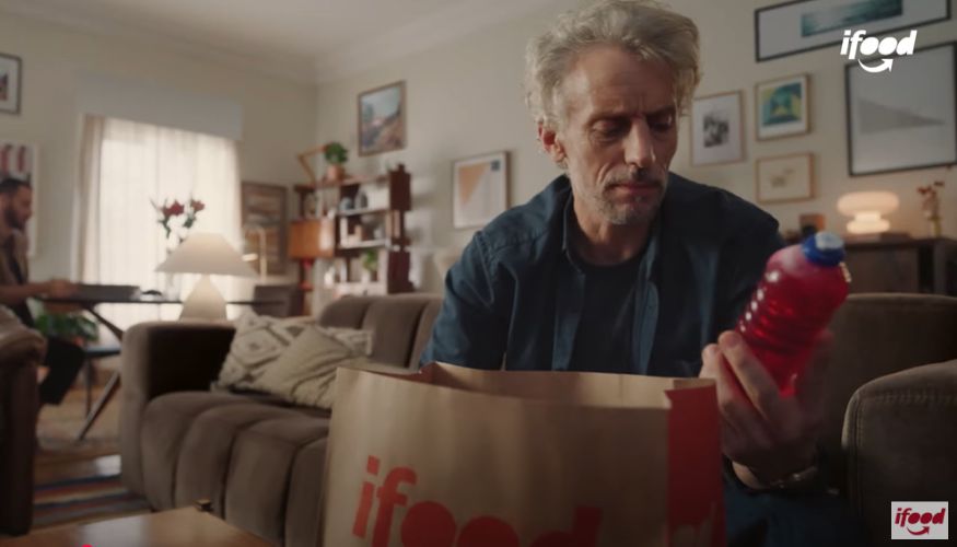 iFood apresenta novo posicionamento com a campanha "iFood é tudo pra mim"